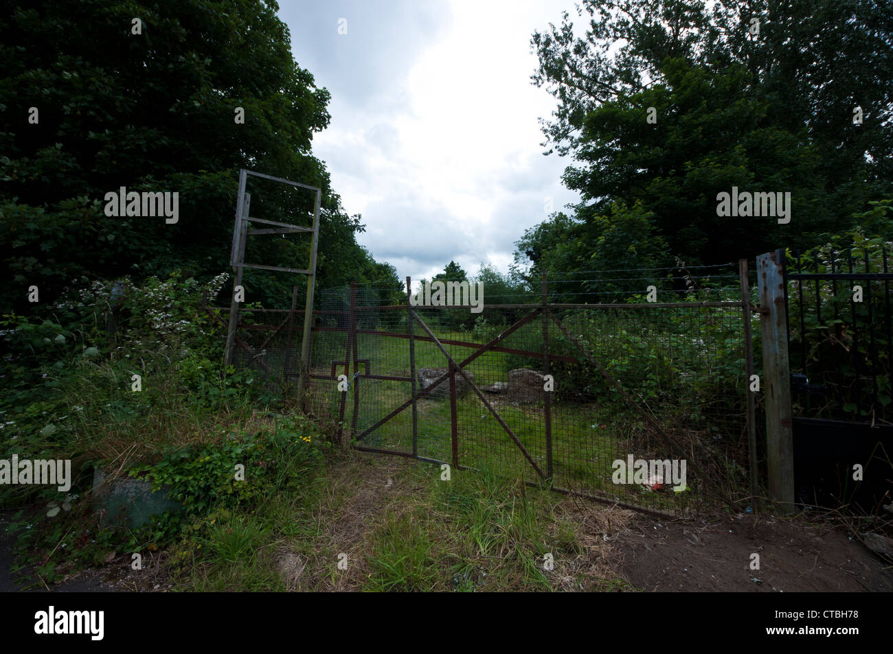 Padlocked gate hi-res stock photography and images - Alamy