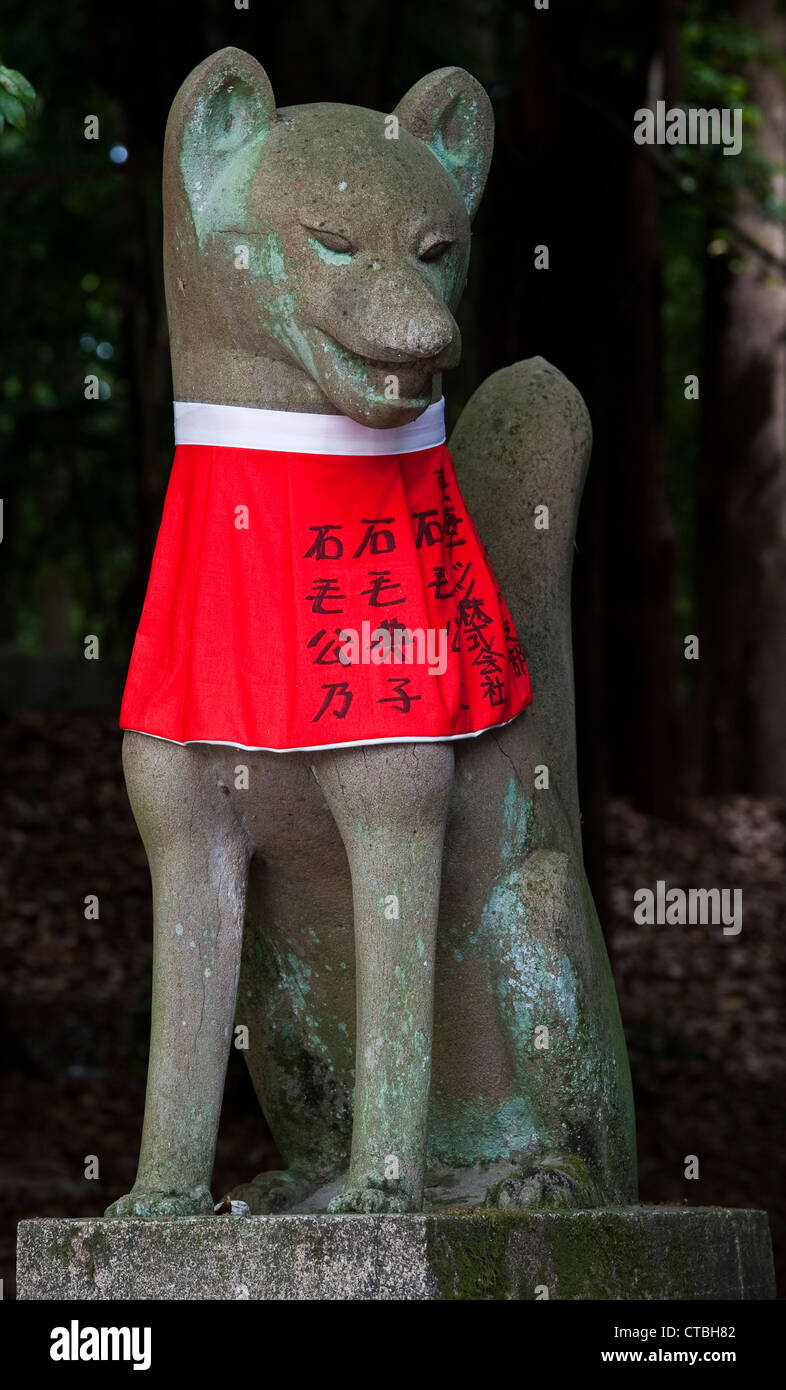 A statue of a kitsune (fox spirit) at the shrine of Fushimi Inari ...