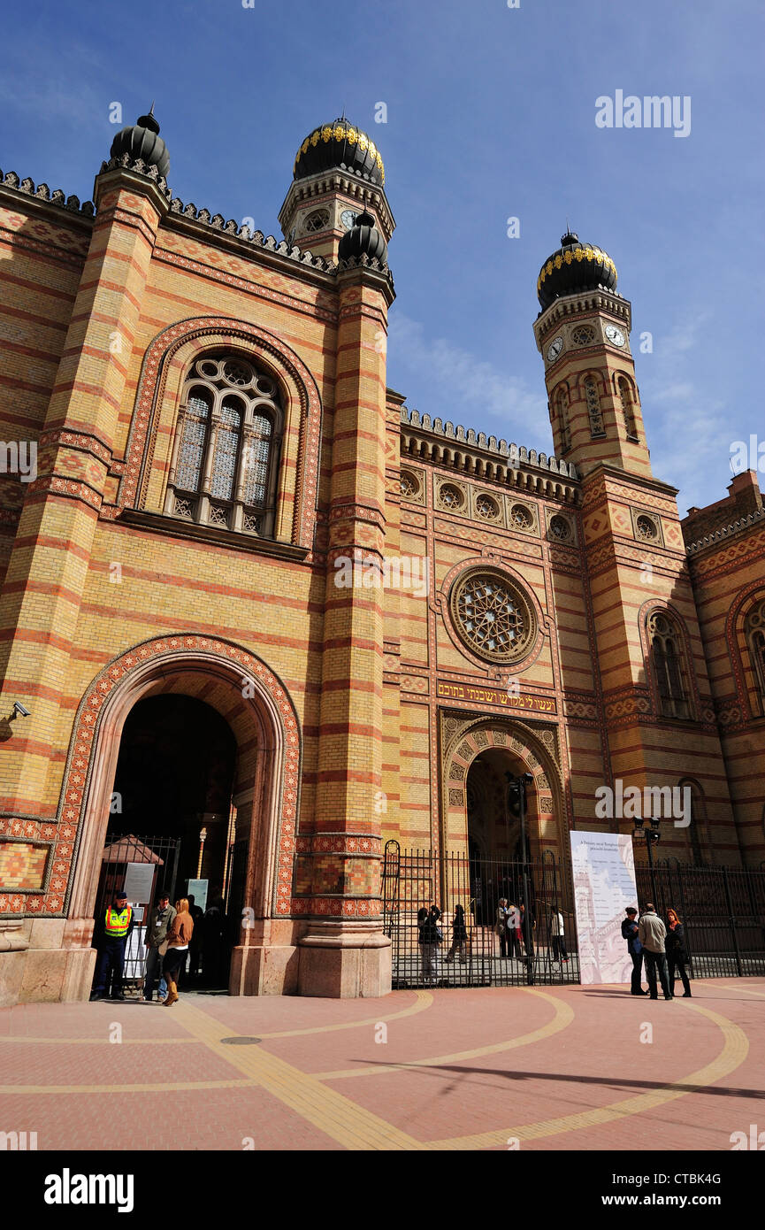 Outside the dohany synagogue hi-res stock photography and images - Alamy
