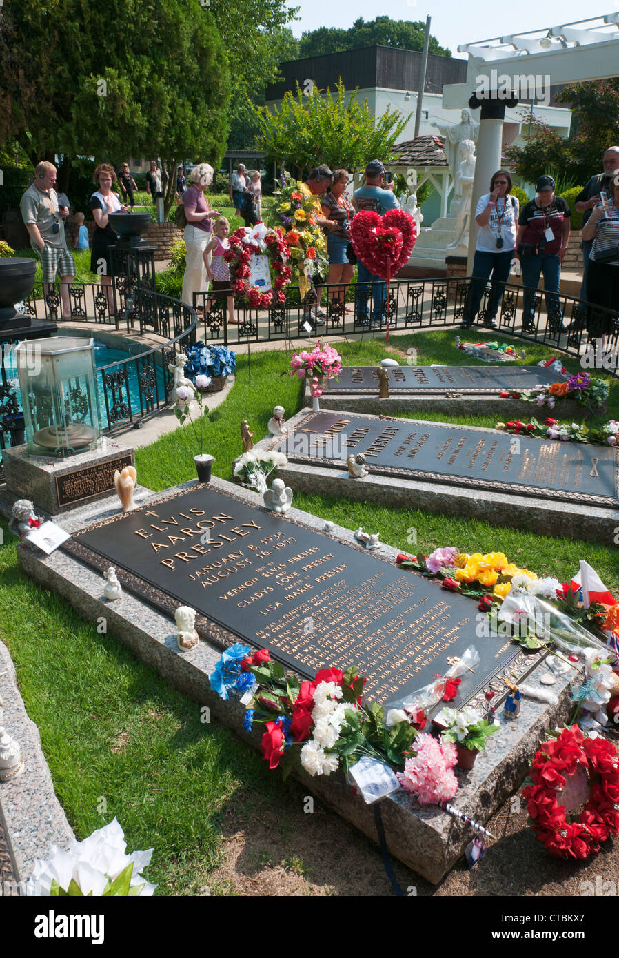 Elvis presley grave hi-res stock photography and images - Alamy