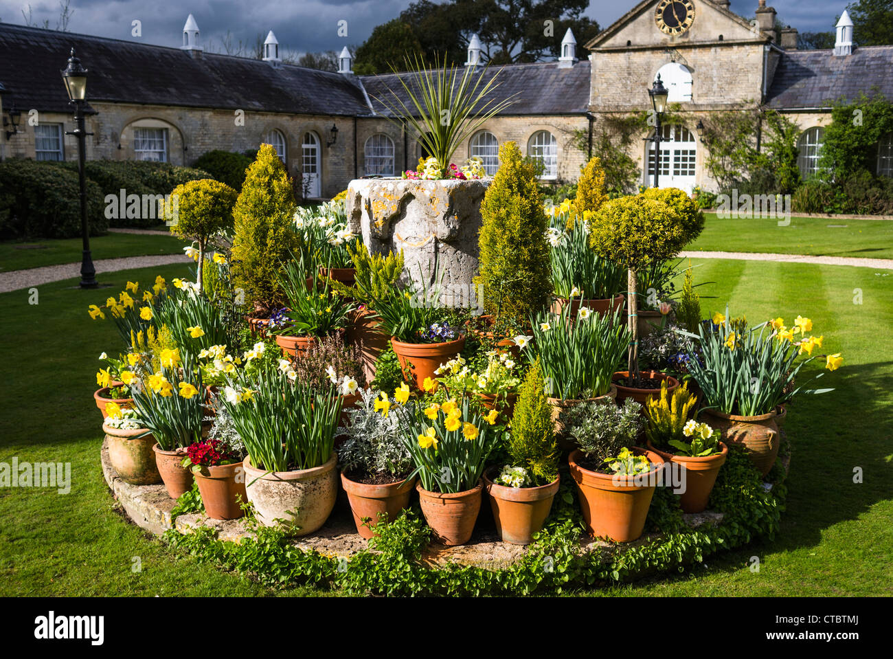 Cluster of garden pots hi-res stock photography and images - Alamy