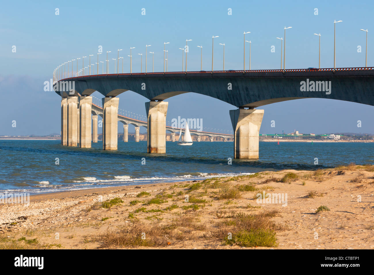 Curved water bridge hi-res stock photography and images - Alamy