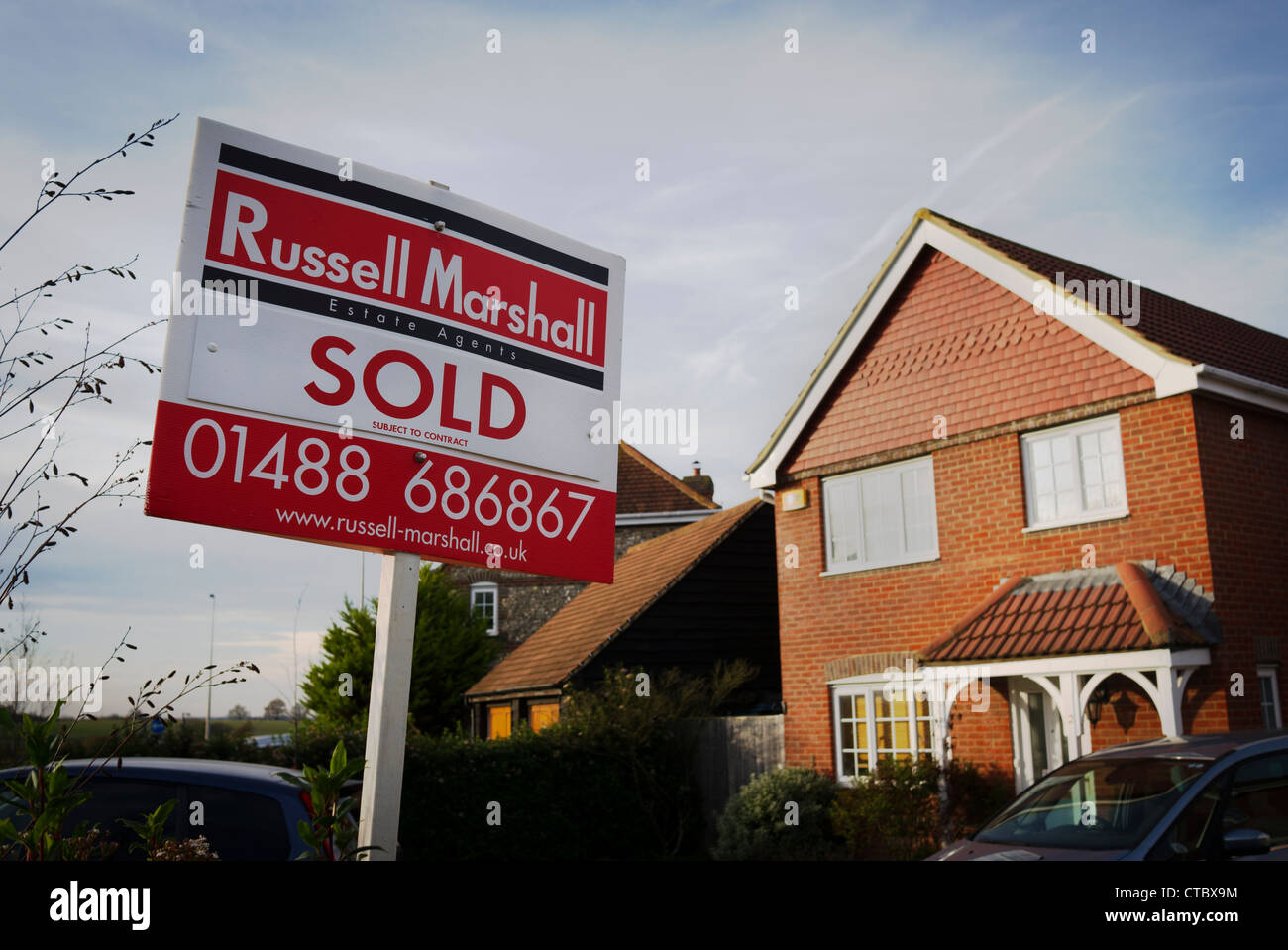 Sold sign hi-res stock photography and images - Alamy