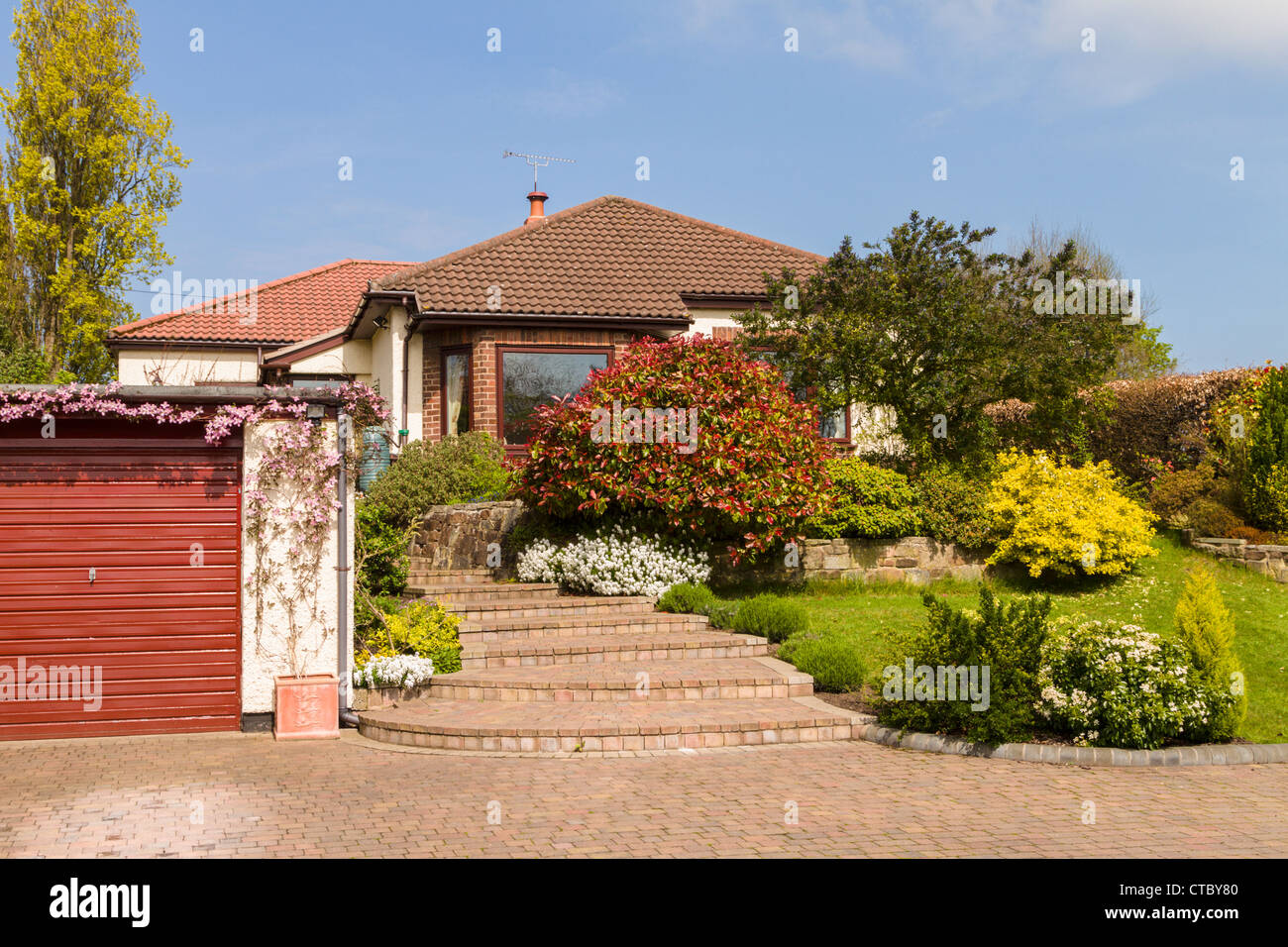 Path leading to bungalow Stock Photo - Alamy