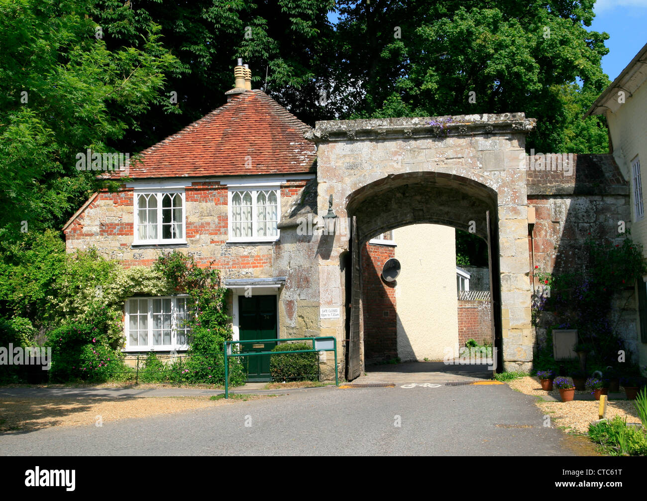 Cathedral gate salisbury hi-res stock photography and images - Alamy