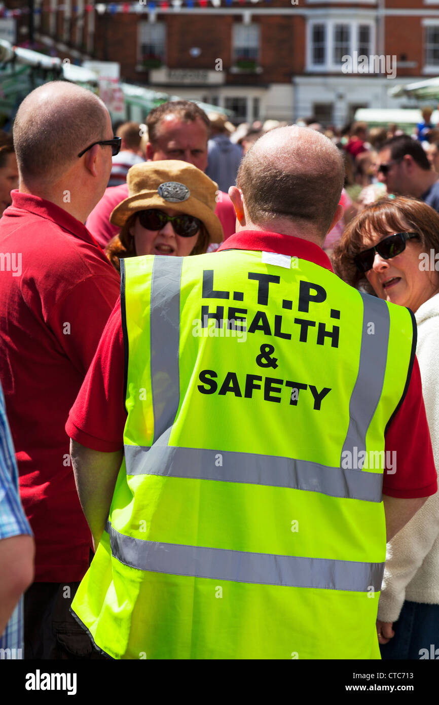 Hi visibility worker hi-res stock photography and images - Alamy