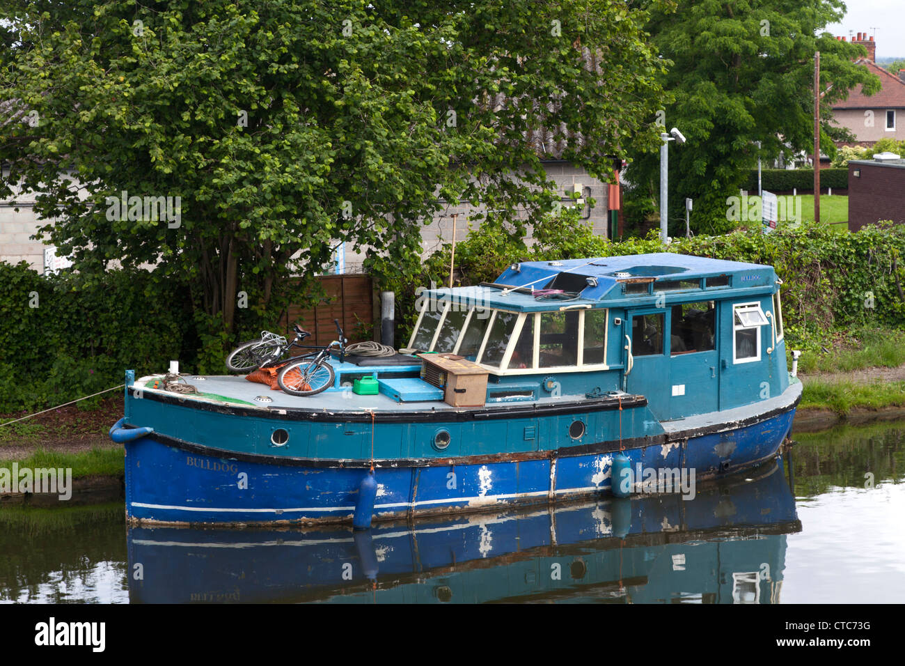 Dilapidated old river boat on the Bridgewater Canal at Stockton Heath ...