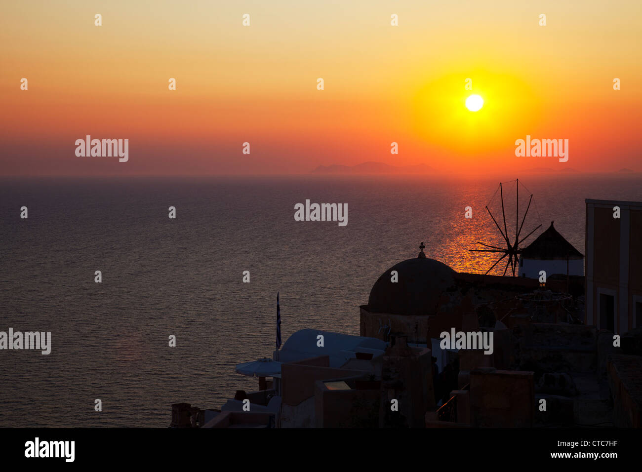 Santorini typical iconic Greek Island sunset at Oia caldera glowing ...