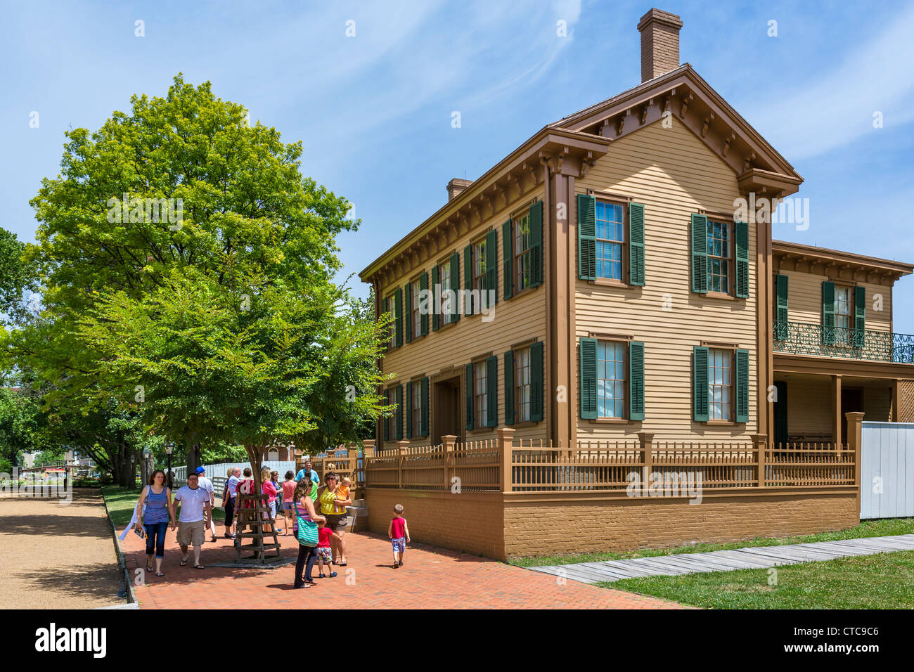 Tourists in front of the historic home of Abraham Lincoln in the ...
