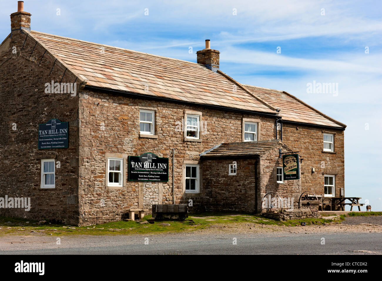 Tan Hill Inn, Swaledale, Yorkshire Dales. Great Britain's highest inn ...