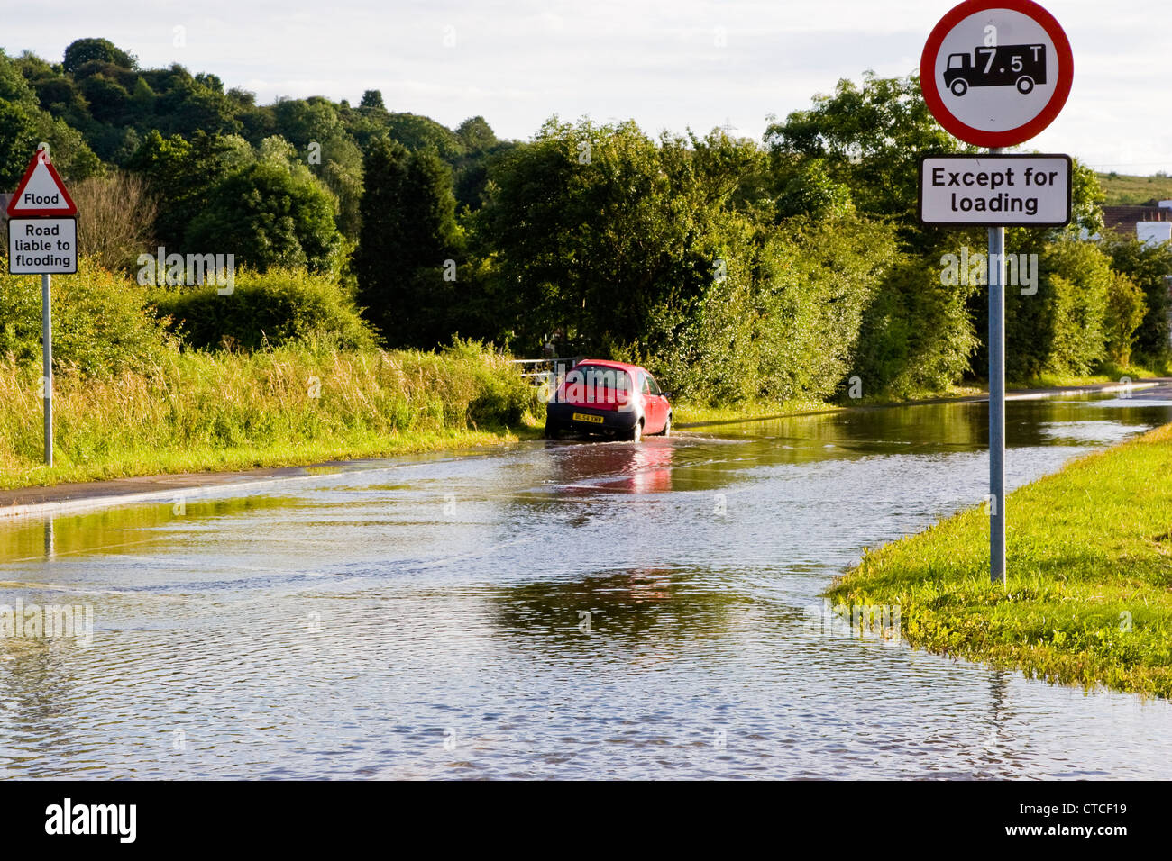 Road liable to flooding sign hi-res stock photography and images - Alamy