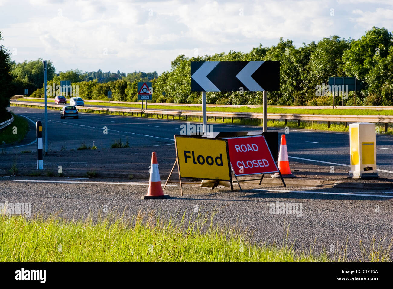 Road closed Flood road signs Stock Photo - Alamy