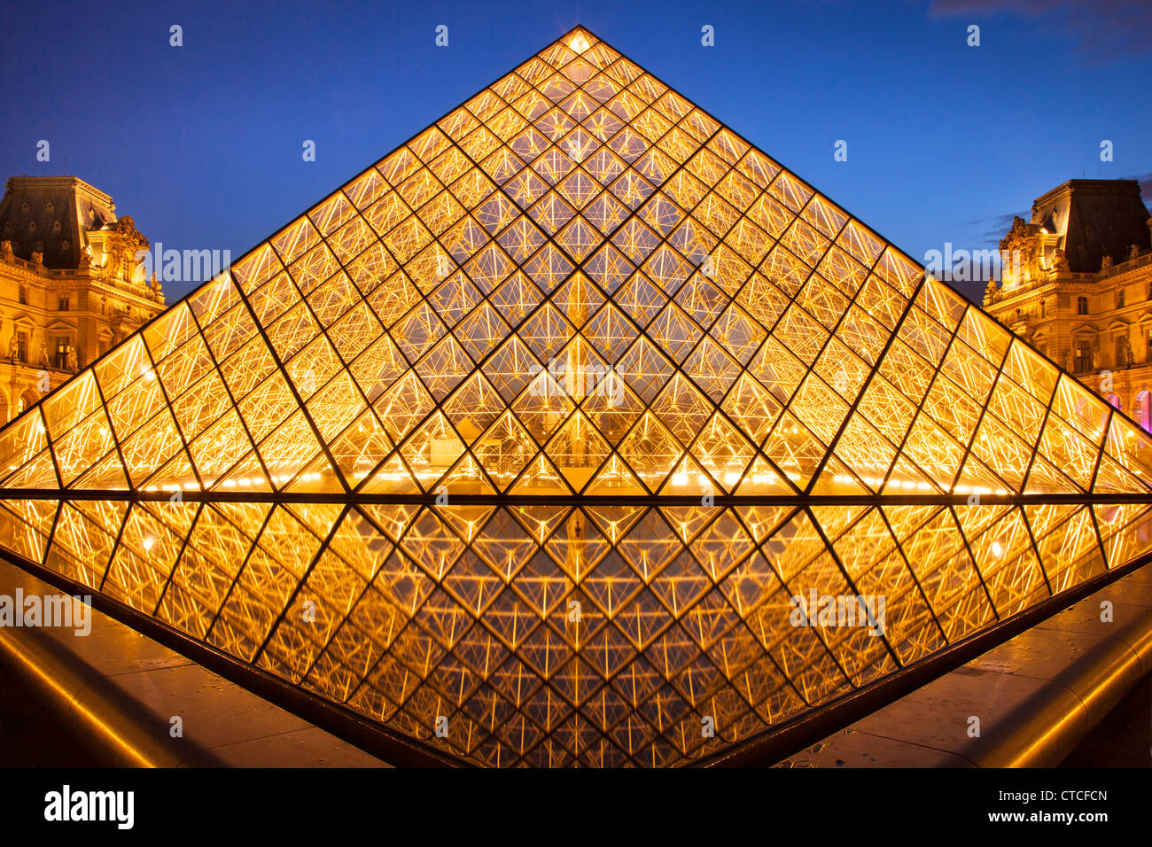 Glass pyramid louvre paris hi-res stock photography and images - Alamy