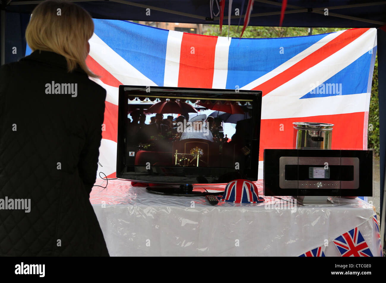 Queen elizabeth ii diamond jubilee tv hi-res stock photography and ...