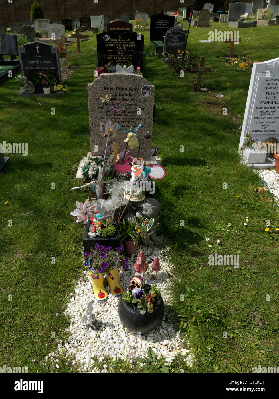 Babys grave hi-res stock photography and images - Alamy