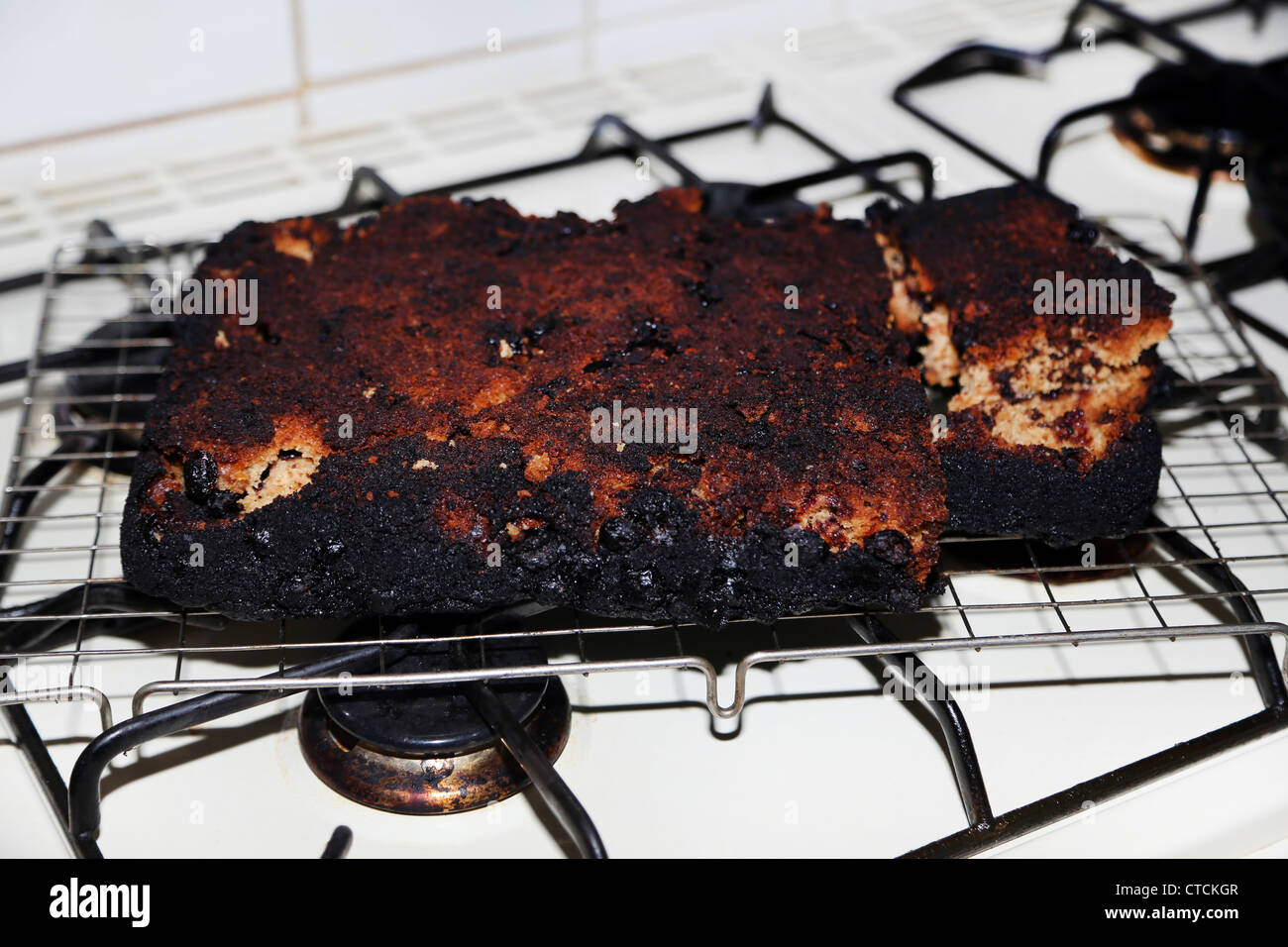 Burnt Cake On Rack On The Hob Stock Photo - Alamy