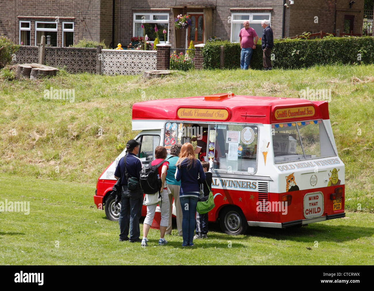 Ice cream van queue hi-res stock photography and images - Alamy