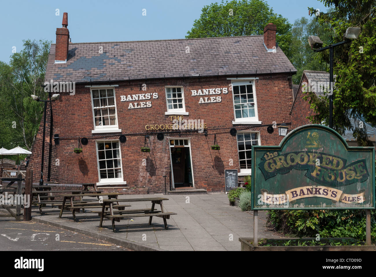 The Crooked House pub in Himley, near Dudley, West Midlands Stock Photo ...