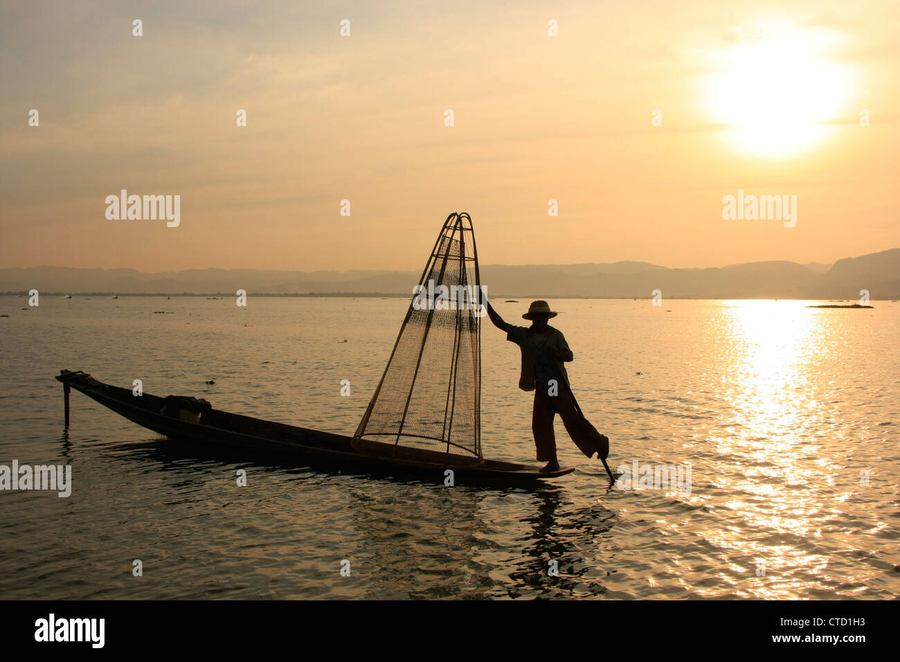 Rowing at sunset hi-res stock photography and images - Alamy