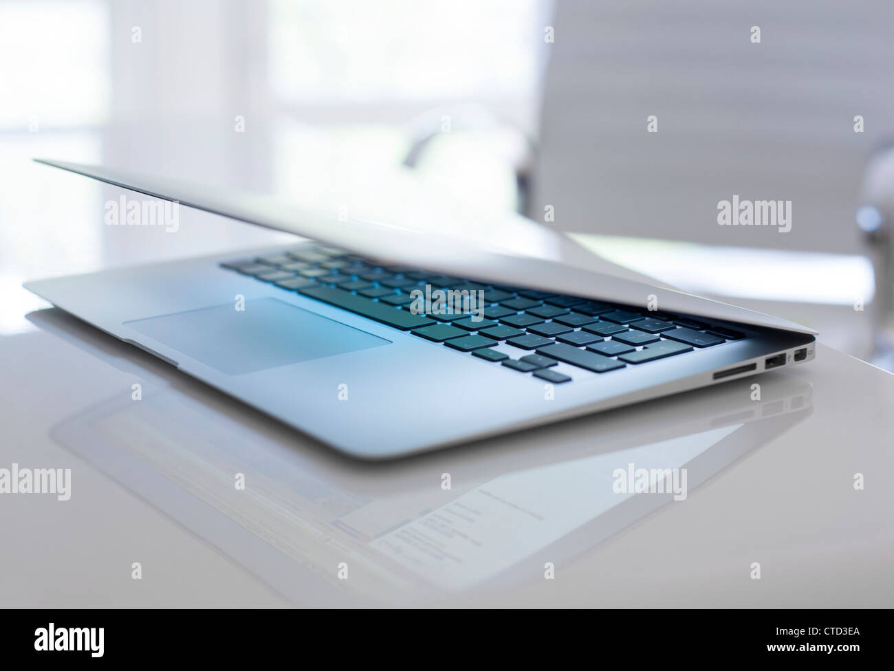 Open and closed laptop hi-res stock photography and images - Alamy