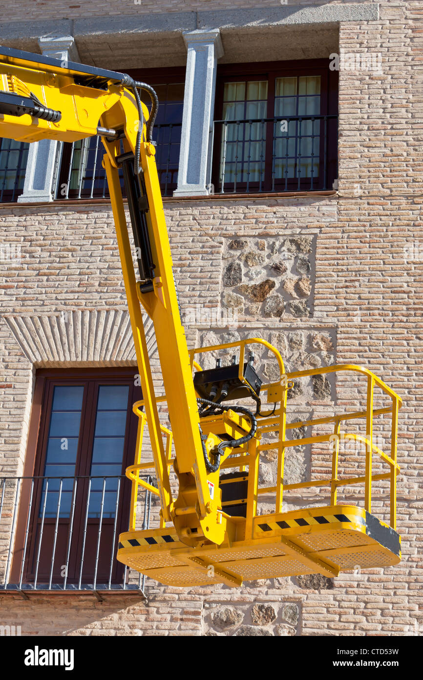 Hydraulic platform equipment against building wall. Vertical shot Stock ...