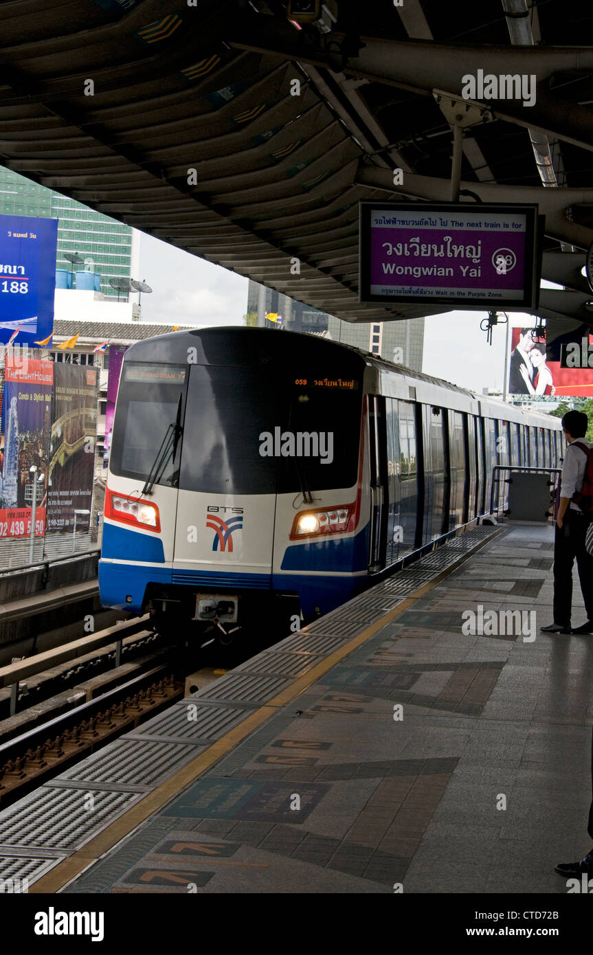 A modern sky train approaching an above ground rail station in Bangkok ...