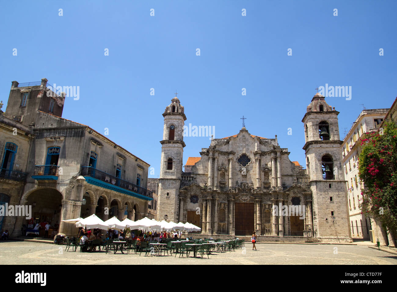 Cathedral Square and terrace of a bar in a space of colonial ...
