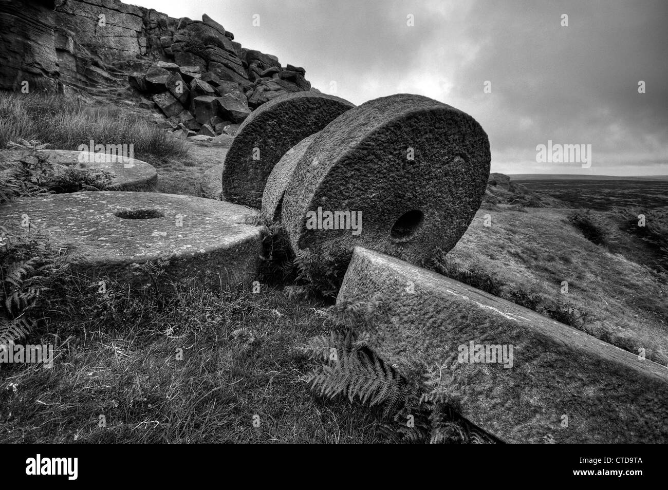 Stanage Edge English Peak District Millstones Stock Photo - Alamy