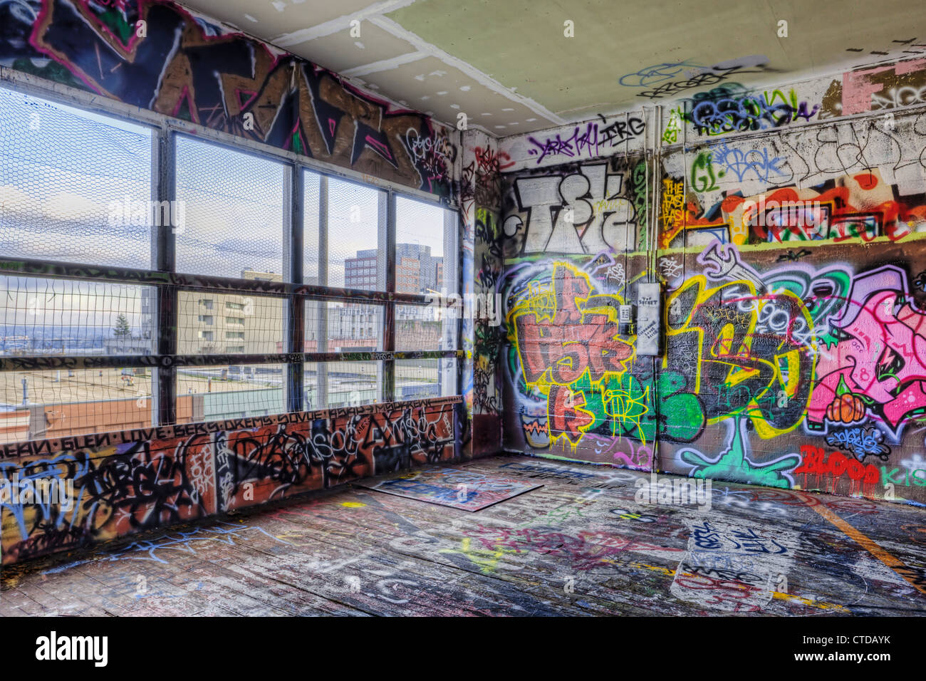 Garage graffiti hi-res stock photography and images - Alamy