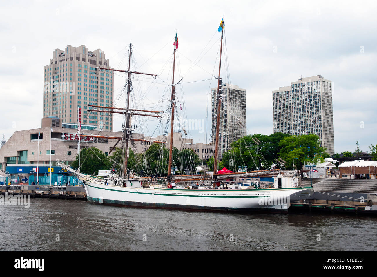 Philadelphia riverfront and old tallship Gazela, Delaware river ...