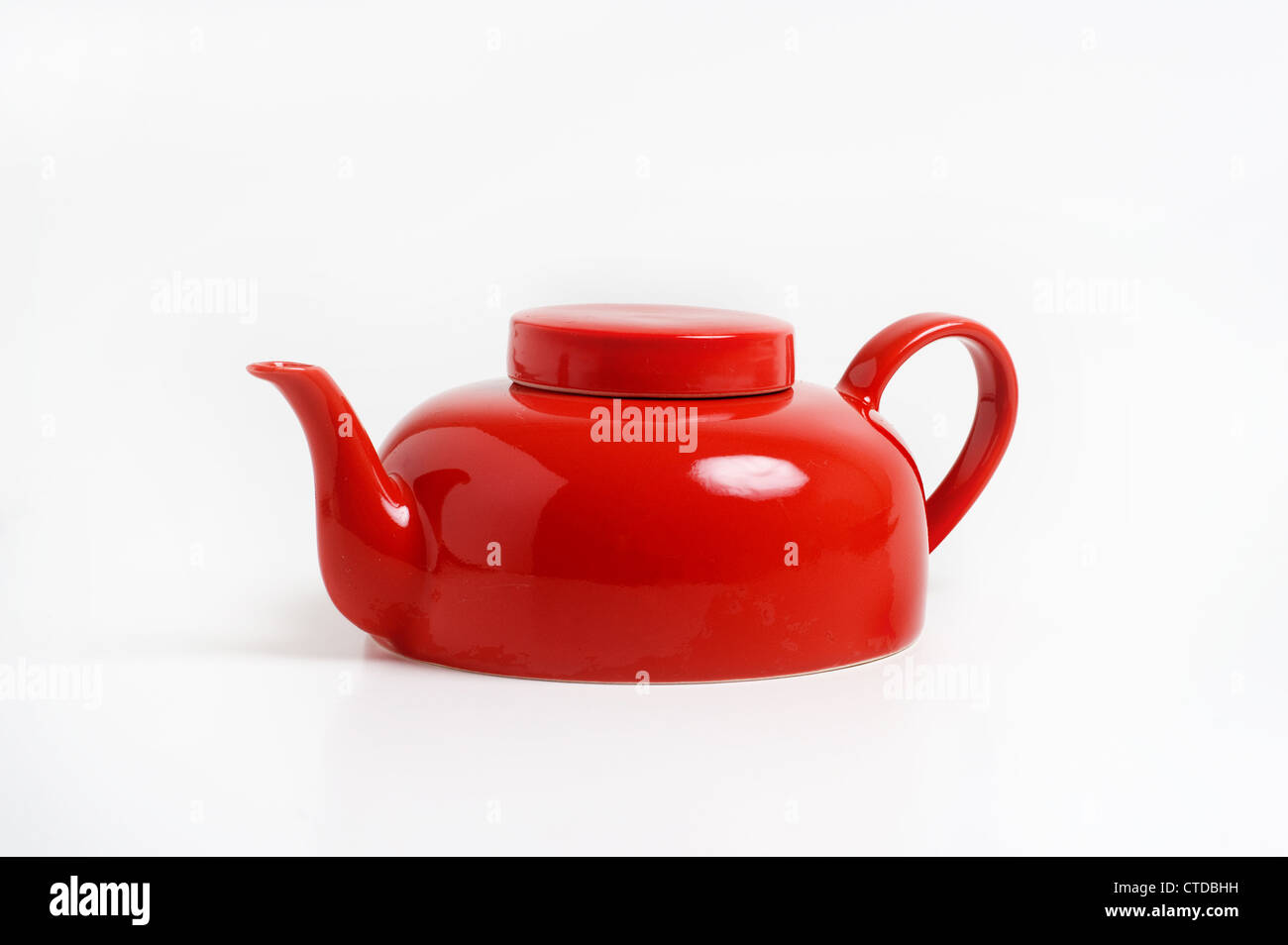 Red Chinese ceramic tea pot Stock Photo - Alamy