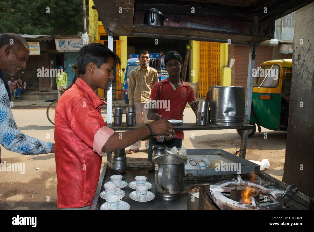 Gujarati man making tea at roadside tea (masala chai) stall Stock Photo ...