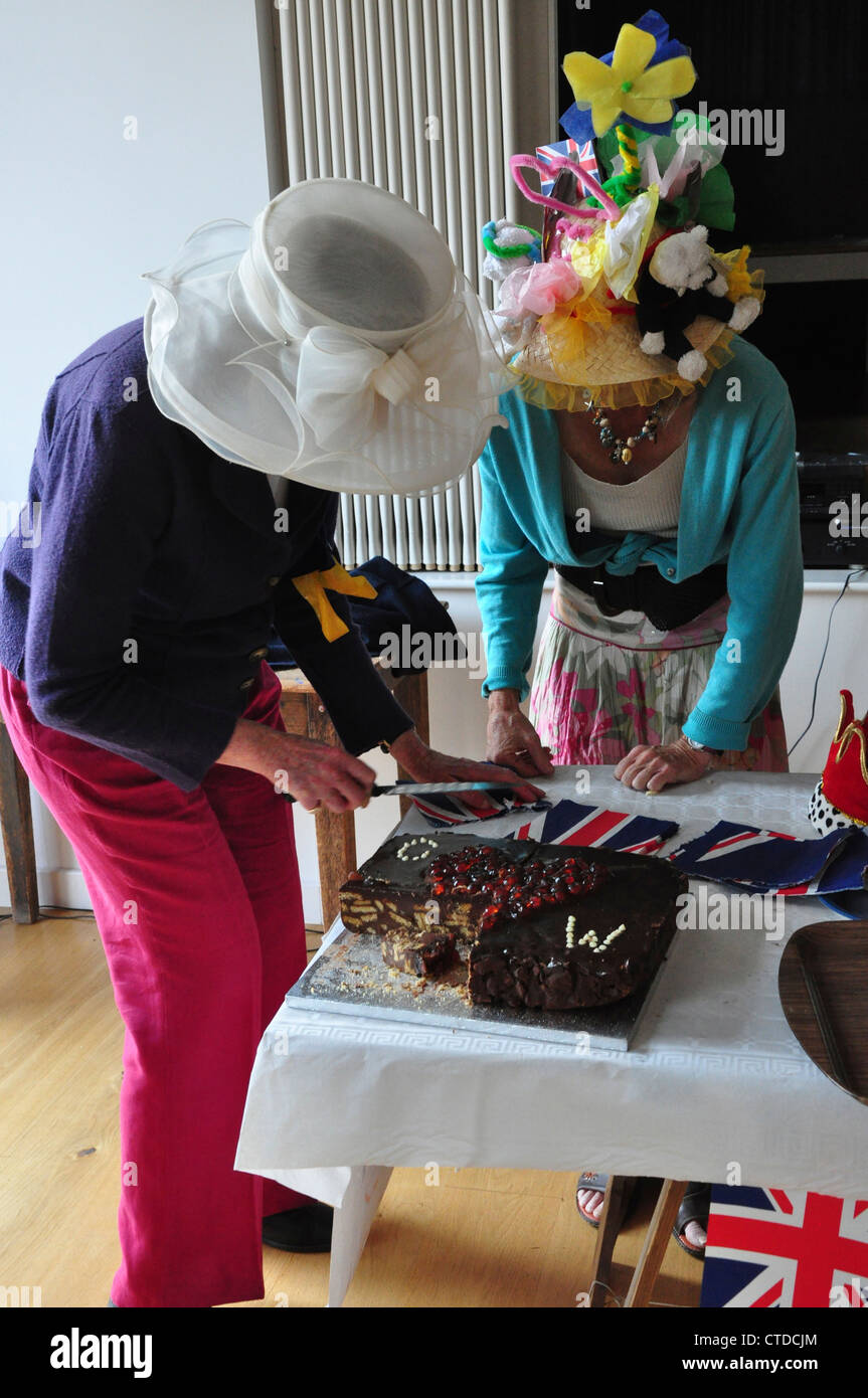 Cutting a cake hi-res stock photography and images - Alamy