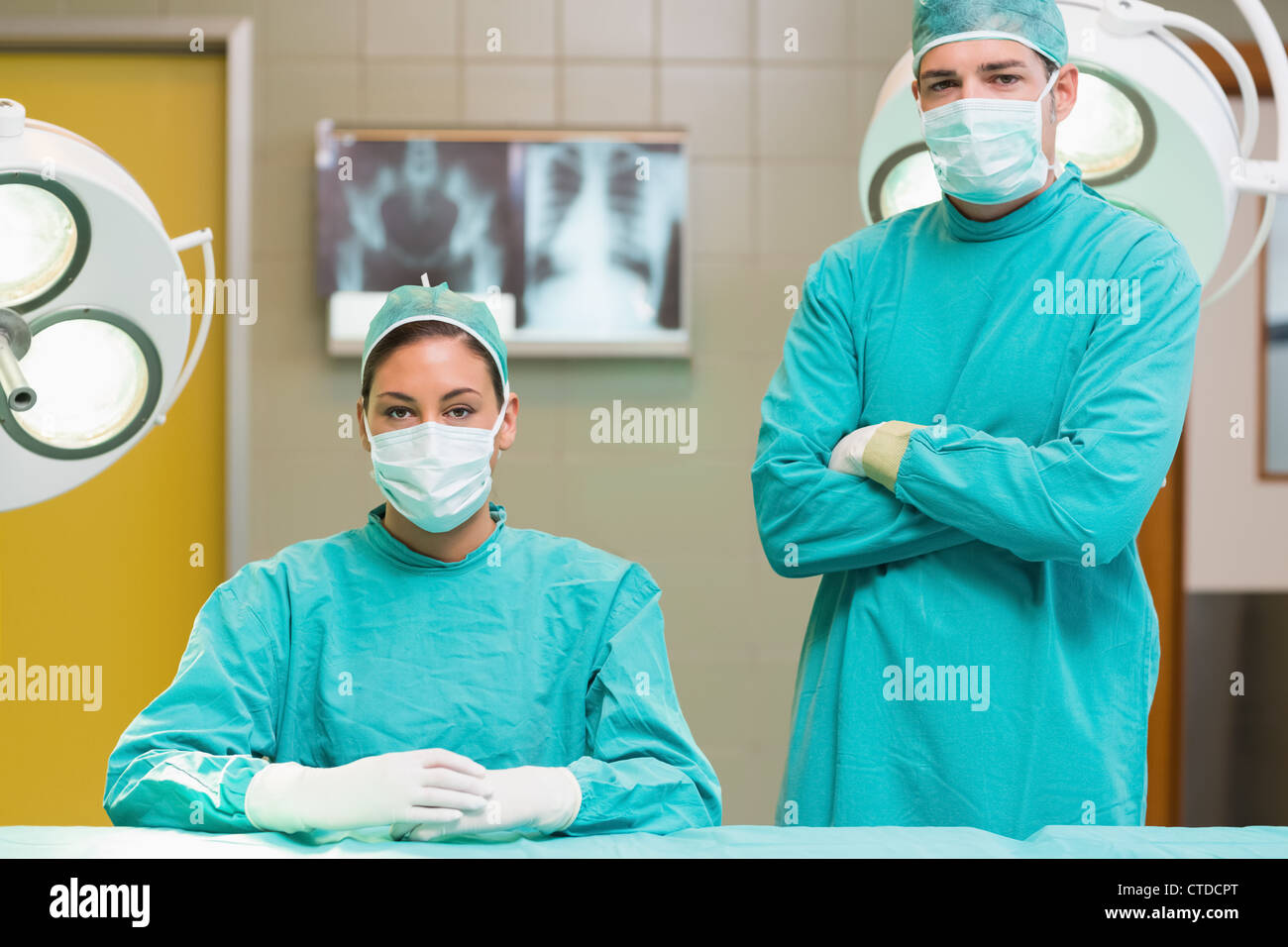 Two surgeons wearing blue hi-res stock photography and images - Alamy