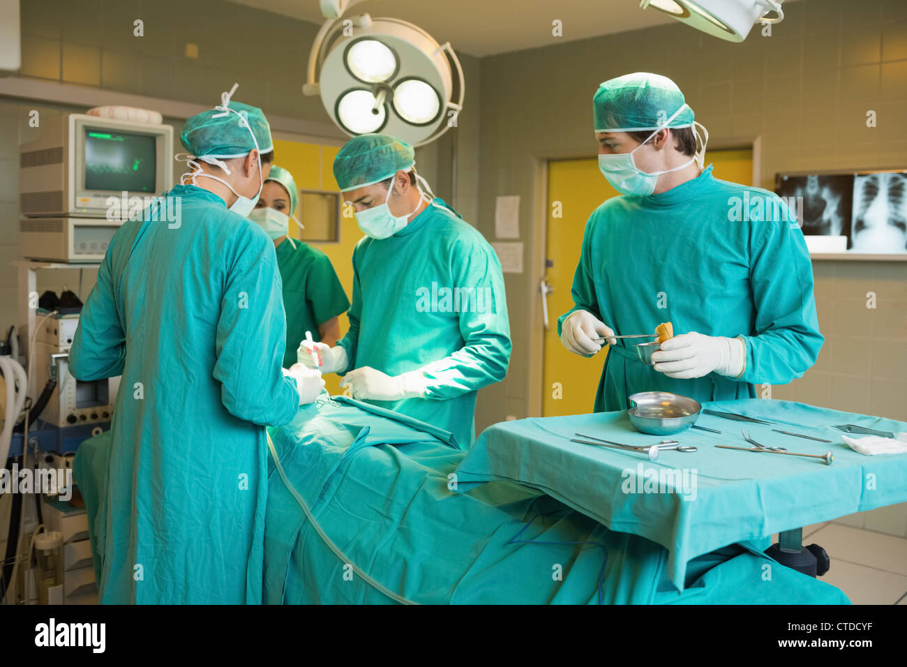 Nurses and surgeons hi-res stock photography and images - Alamy