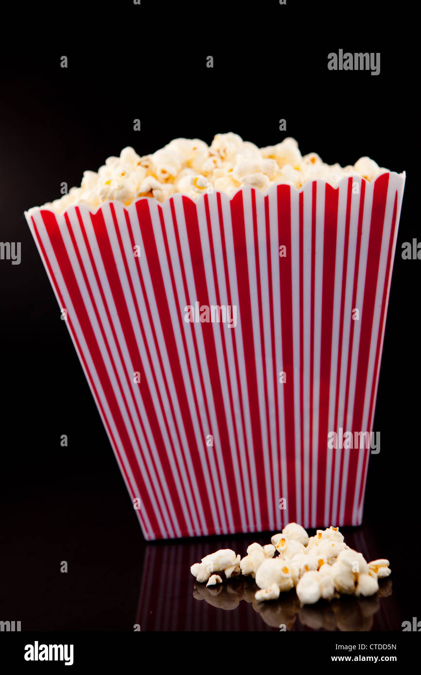 Box of popcorn with popcorn in front Stock Photo - Alamy