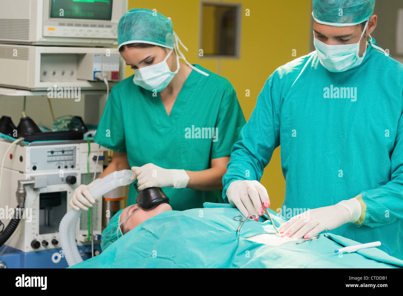Surgeon operating hi-res stock photography and images - Alamy