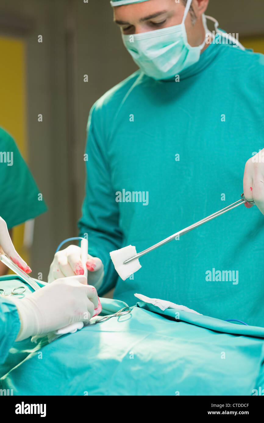 Nurses and surgeons hi-res stock photography and images - Alamy