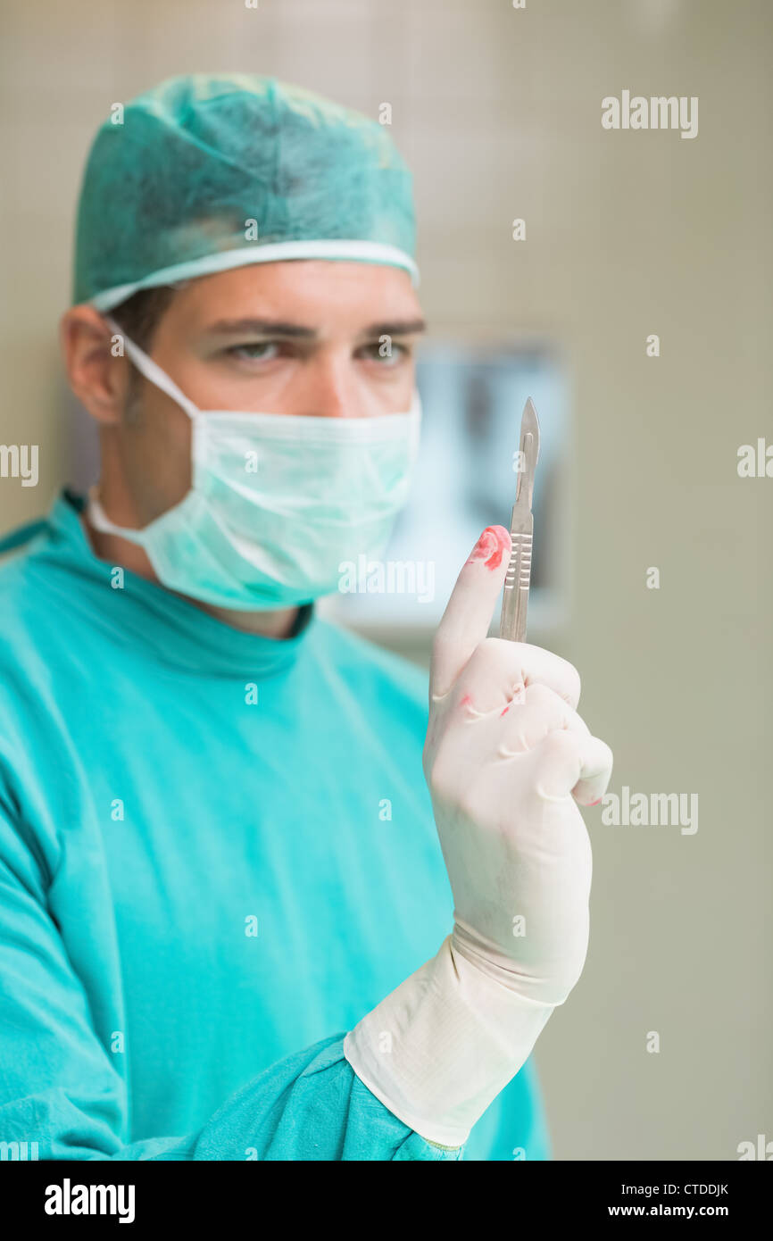 Surgeon holding a surgical scalpel Stock Photo - Alamy
