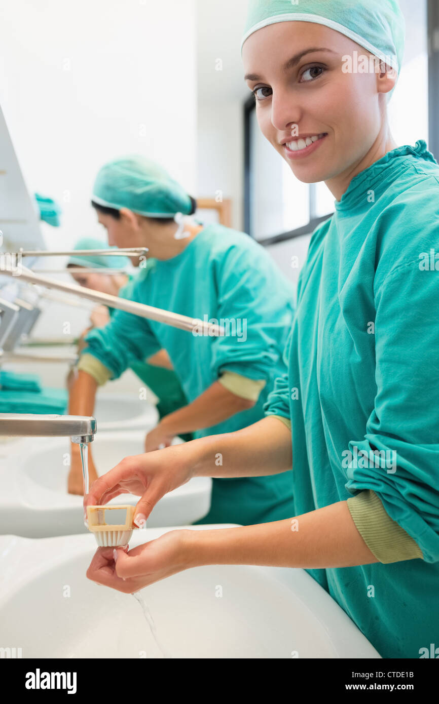 Surgeons scrubbing hi-res stock photography and images - Alamy