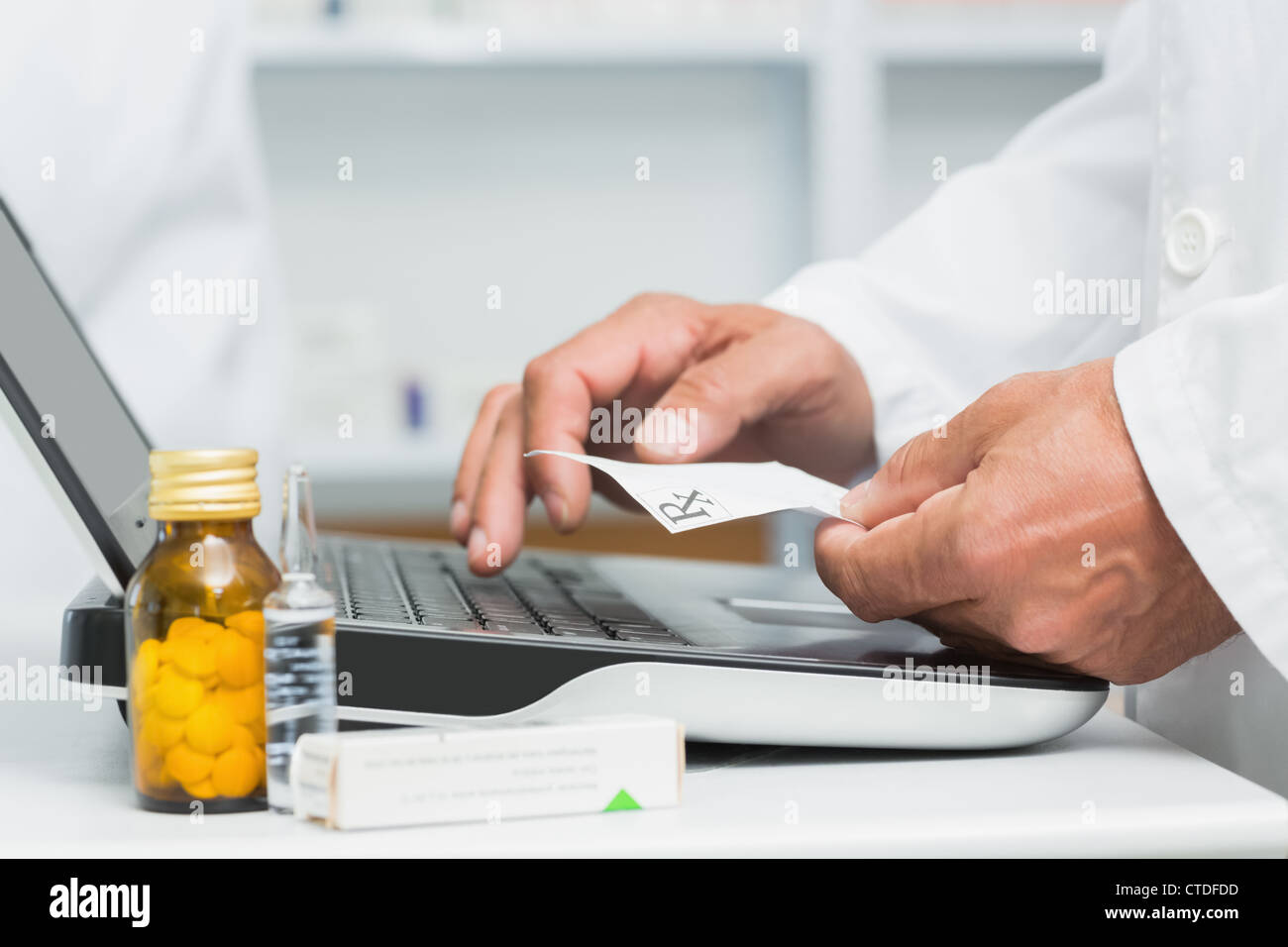 Pharmacist hi-res stock photography and images - Alamy