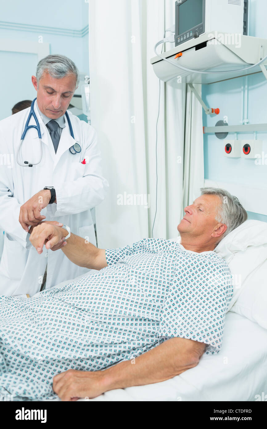 Nurse taking pulse hi-res stock photography and images - Alamy