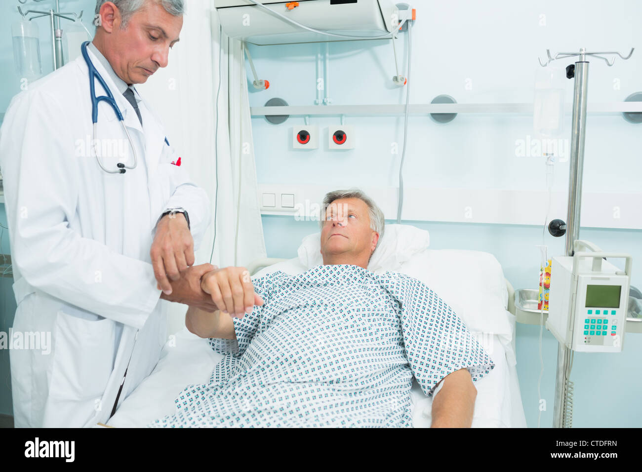 Doctor measuring pulse hi-res stock photography and images - Alamy