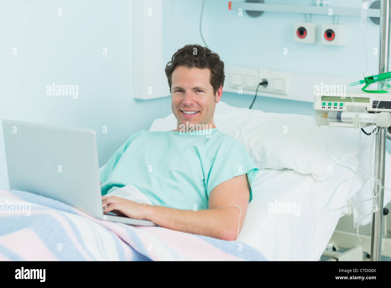 Hospital bed laptop typing hi-res stock photography and images - Alamy