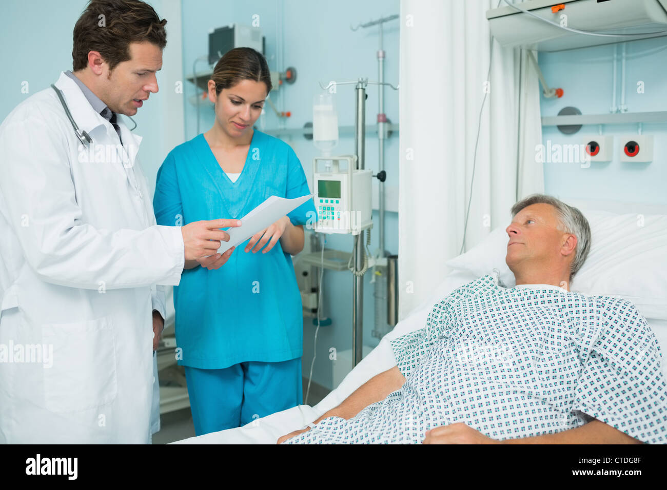 Doctor paper medical chart hi-res stock photography and images - Alamy