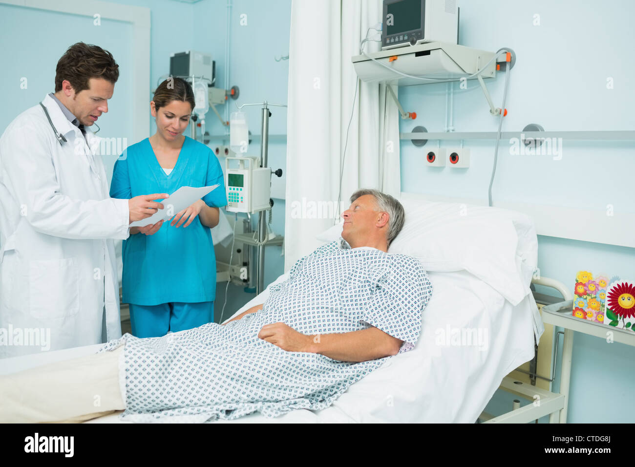 Doctor patient look documents hi-res stock photography and images - Alamy