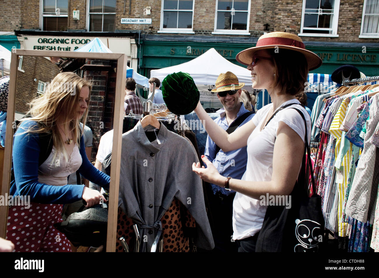 Clothes stall hi-res stock photography and images - Alamy