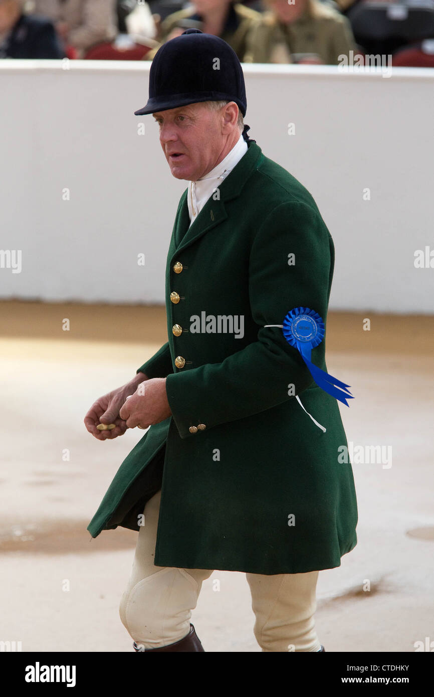 Professional huntsman Julian Barnfield of the Heythrop hunt who is ...
