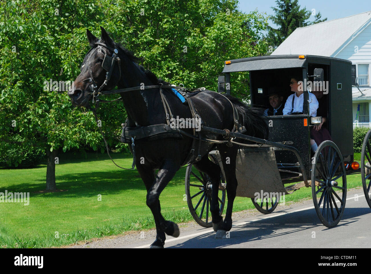 Amish family on road hi-res stock photography and images - Alamy