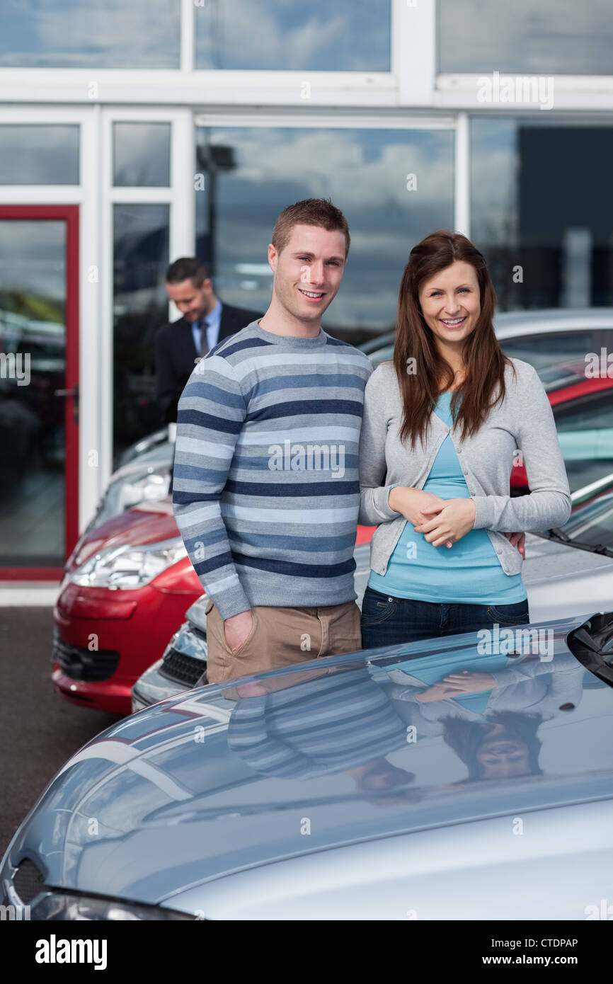 Couple choosing a car Stock Photo - Alamy